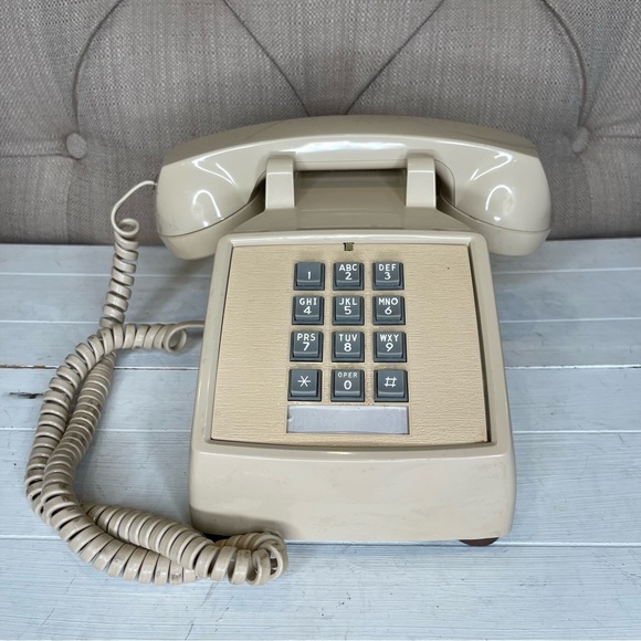 Cortelco | Accents | Cortelco Vintage 25044mba20m Desk Corded Basic ...